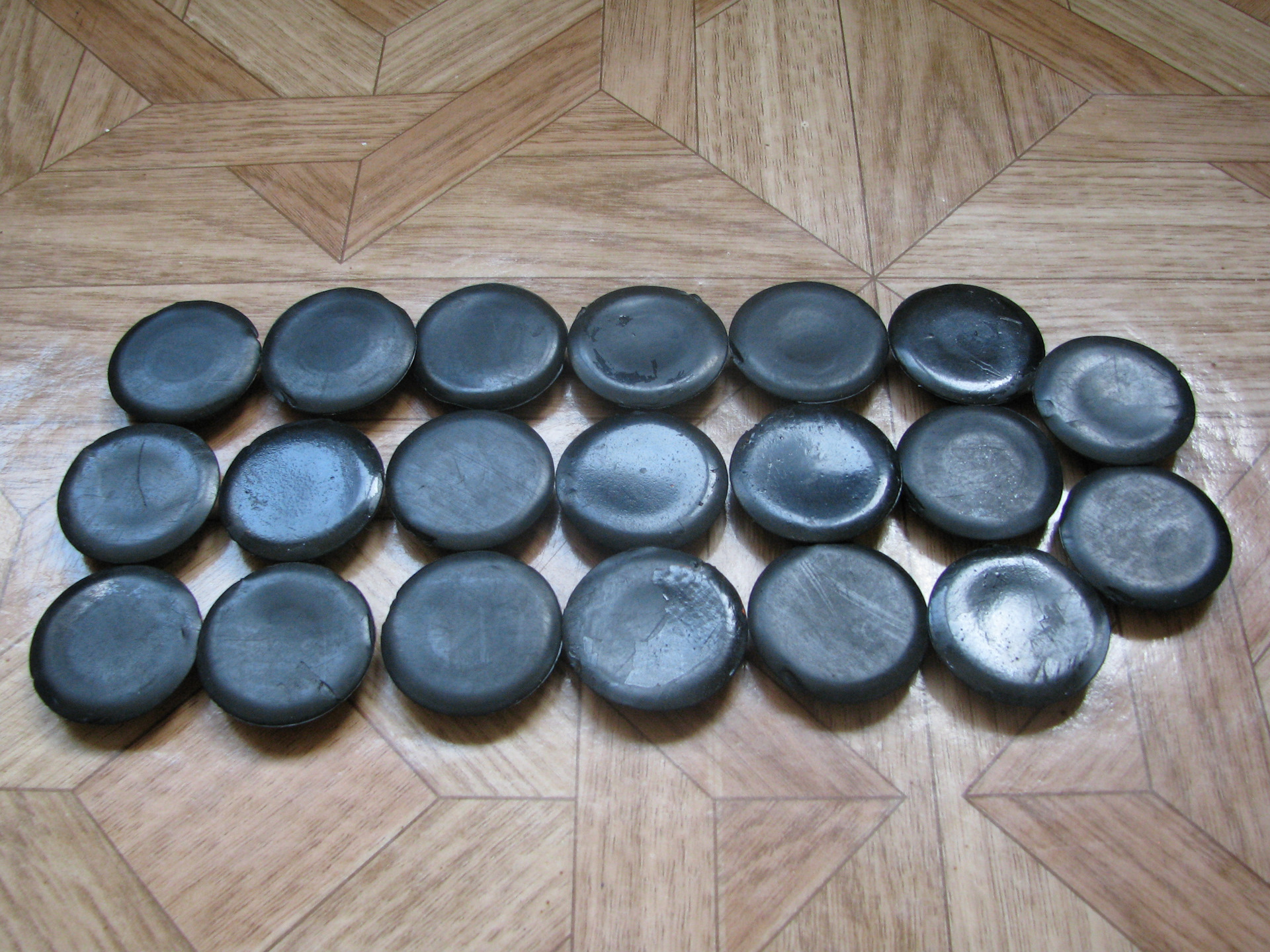 Заглушки болтов петель — ГАЗ 24, 2,5 л, 1979 года | аксессуары | DRIVE2