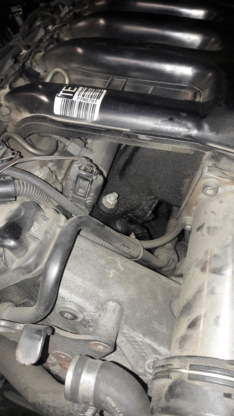 Масло под впускным коллектором — BMW X3 (E83), 3 л, 2004 года | визит ...