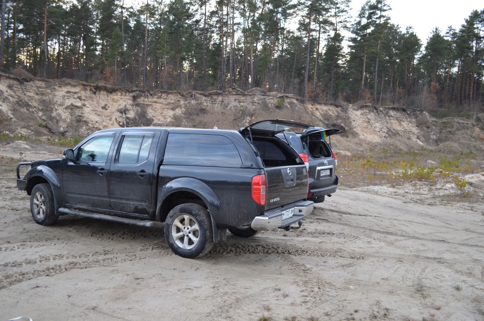 Nissan Navara D40 тащит из болота бегемота Toyota Land Cruiser Prado ...