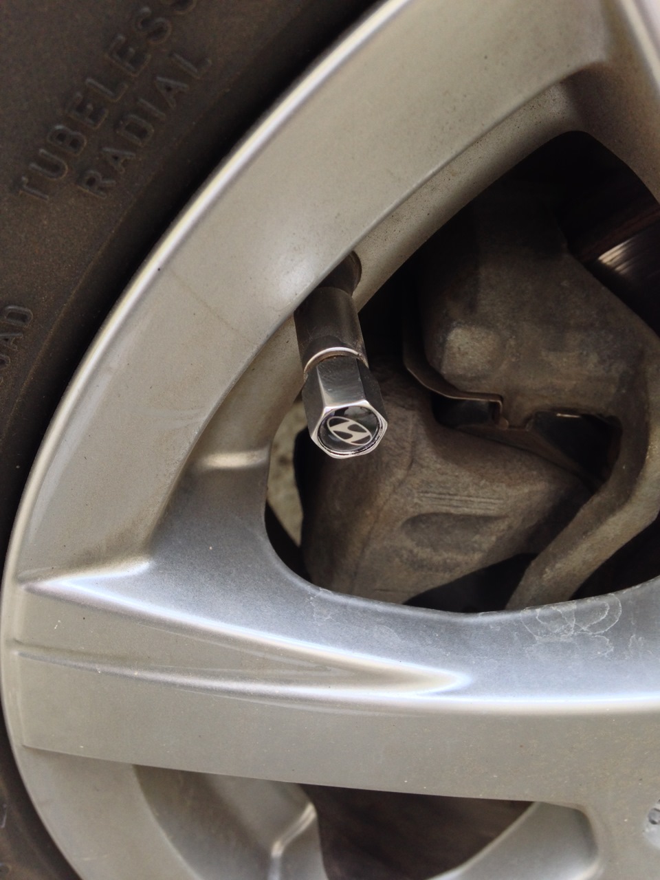 Колпачки на ниппель с логотипом. — Hyundai Sonata IV (EF), 2 л, 2008 ...