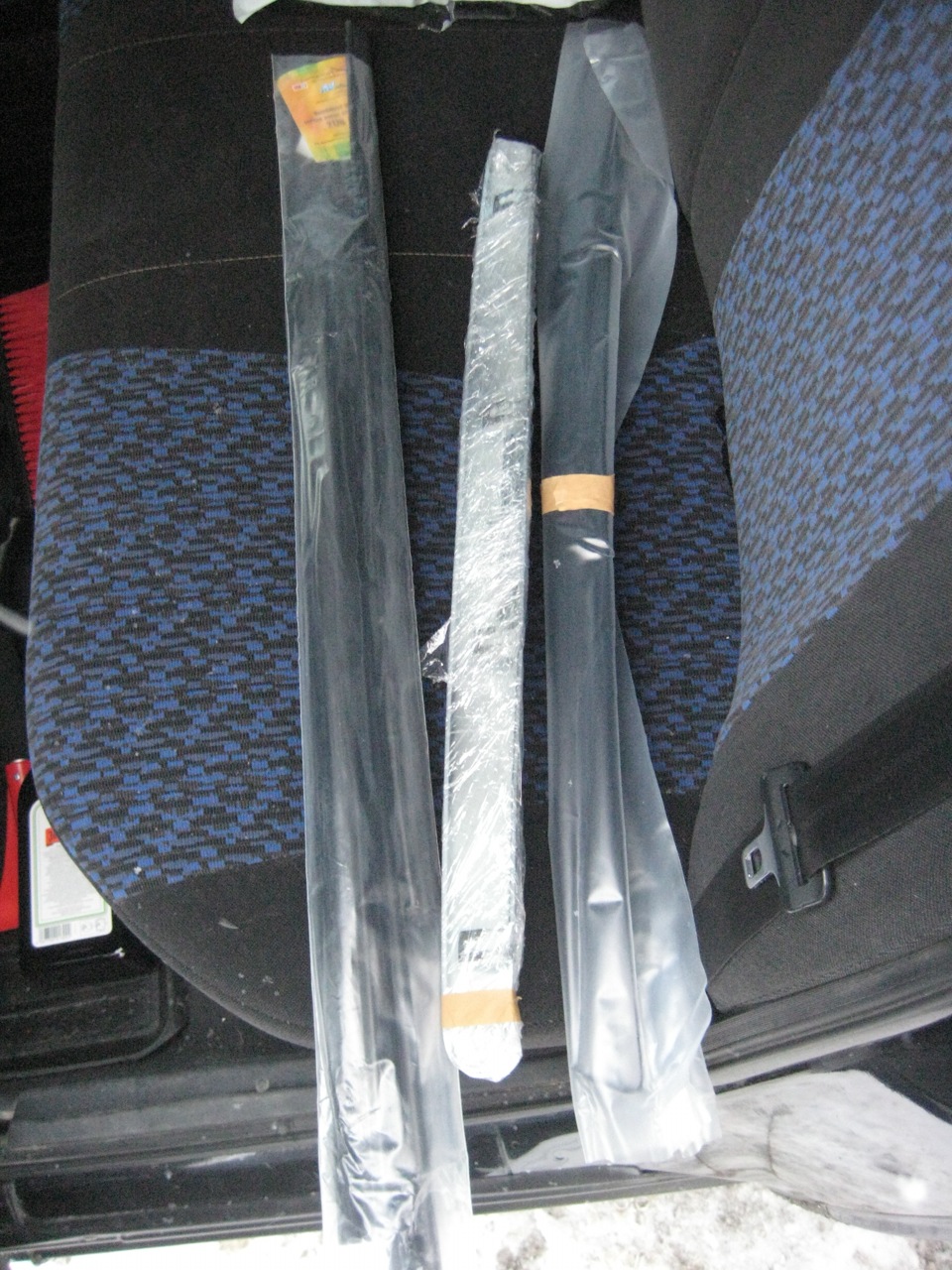 бархотка на задние двери — Lada Приора седан, 1,6 л, 2009 года ...