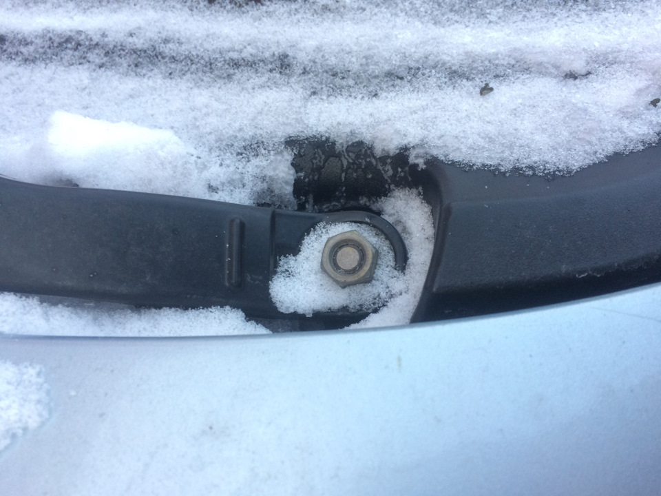 Крышка поводка щётки дворника — Toyota Corolla (120), 1,6 л, 2005 года ...