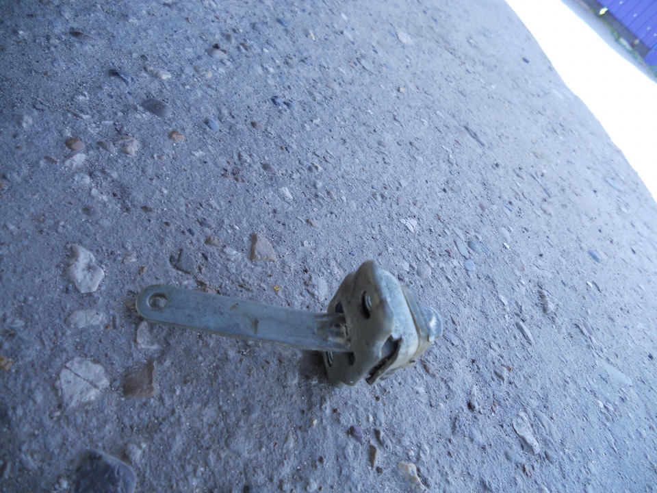 Ограничитель двери. Замена. — Lada Приора седан, 1,6 л, 2011 года ...