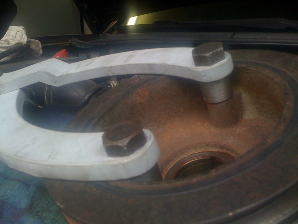 MB990767 HOLDER, FR HUB&FLANGE YOKE СТОПОРНАЯ РУКОЯТКА С ВИЛКОЙ ...