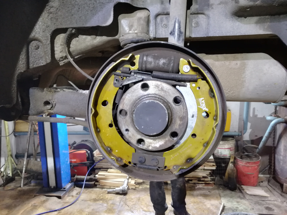 Замена задних тормозных колодок — Volkswagen Polo Sedan, 1,6 л, 2013 ...