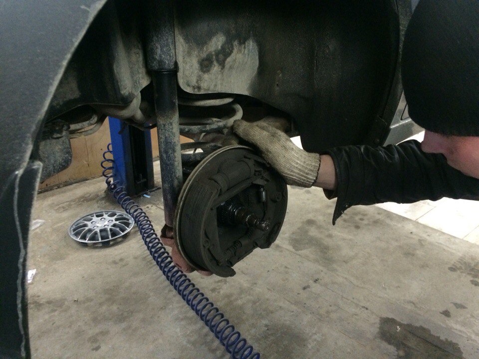 Замена задних колодок, тросиков ручника и уплотнительного кольца ...