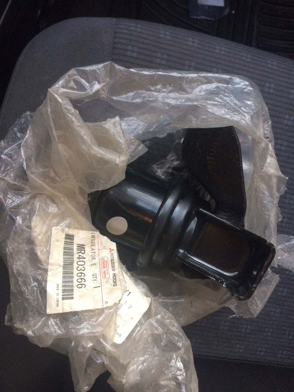 MR403666 Подушкa двигателя Mitsubishi | Запчасти на DRIVE2