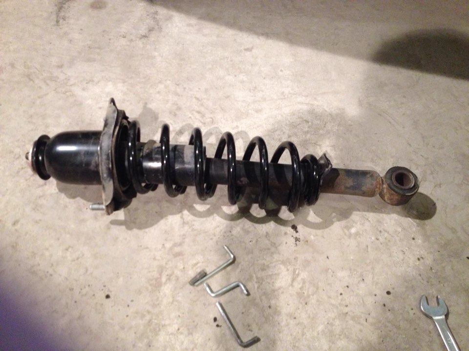 Задние Пружины и стойки — Toyota Premio (T240), 1,5 л, 2003 года ...