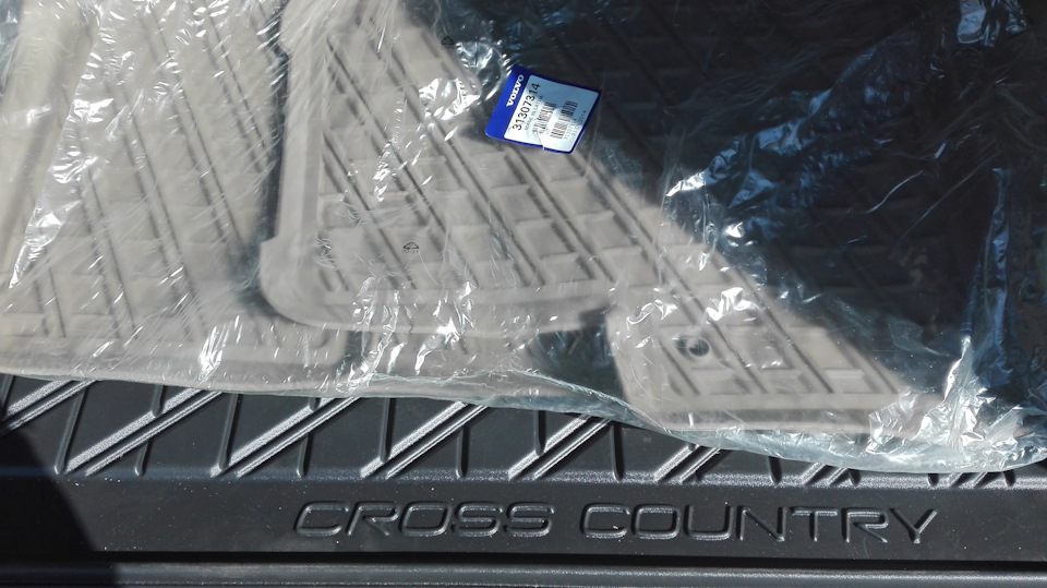 14. Легкий рестайлинг и новые оригинальные ковры — Volvo XC90 (1G), 2,5 ...