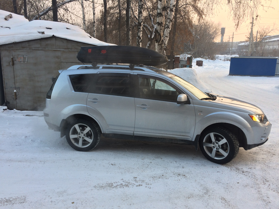 Замена задних колодок — Mitsubishi Outlander XL, 3 л, 2008 года ...