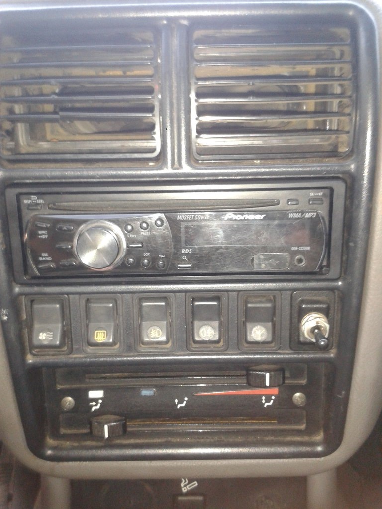 29. ГУ Pioneer DEH-2220UB — ГАЗ 3110, 2,4 л, 1998 года | автозвук | DRIVE2