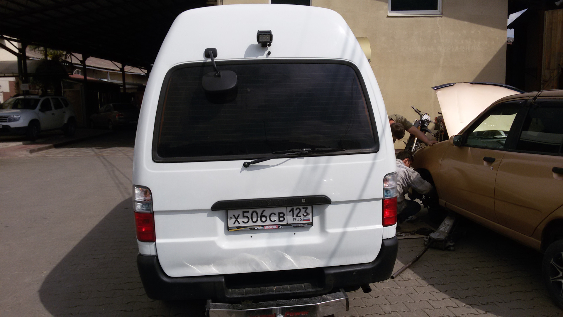 доводчик задней двери багажника ( хлопушка) — Toyota Grand HiAce, 2,7 л ...