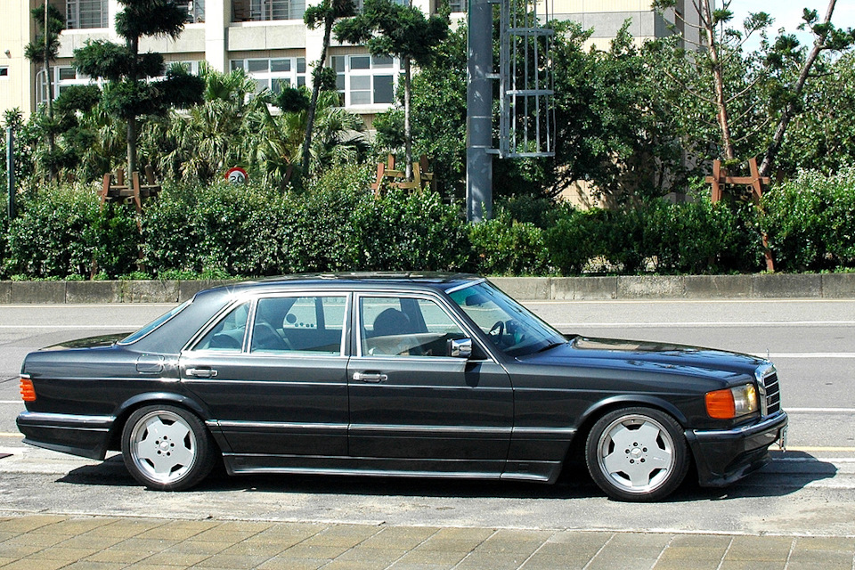 неспешно едет amg kit 126 — DRIVE2