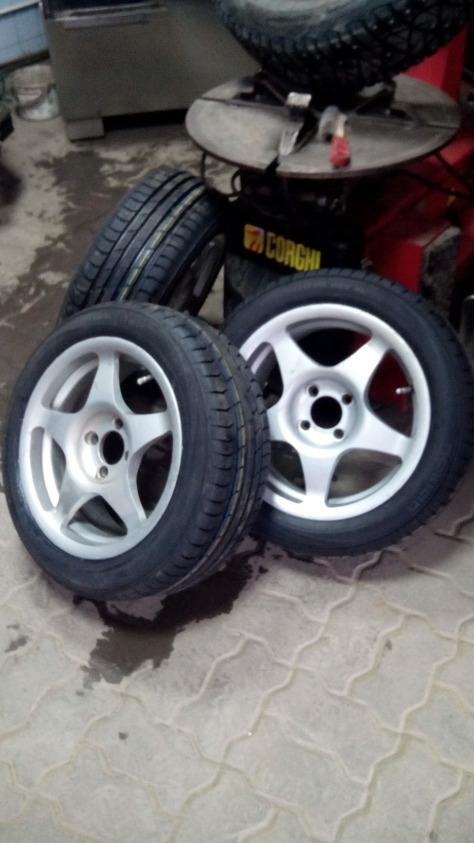 резина новая ну и диски R15 на 195х50 — Lada Гранта (1G), 1,6 л, 2012 ...