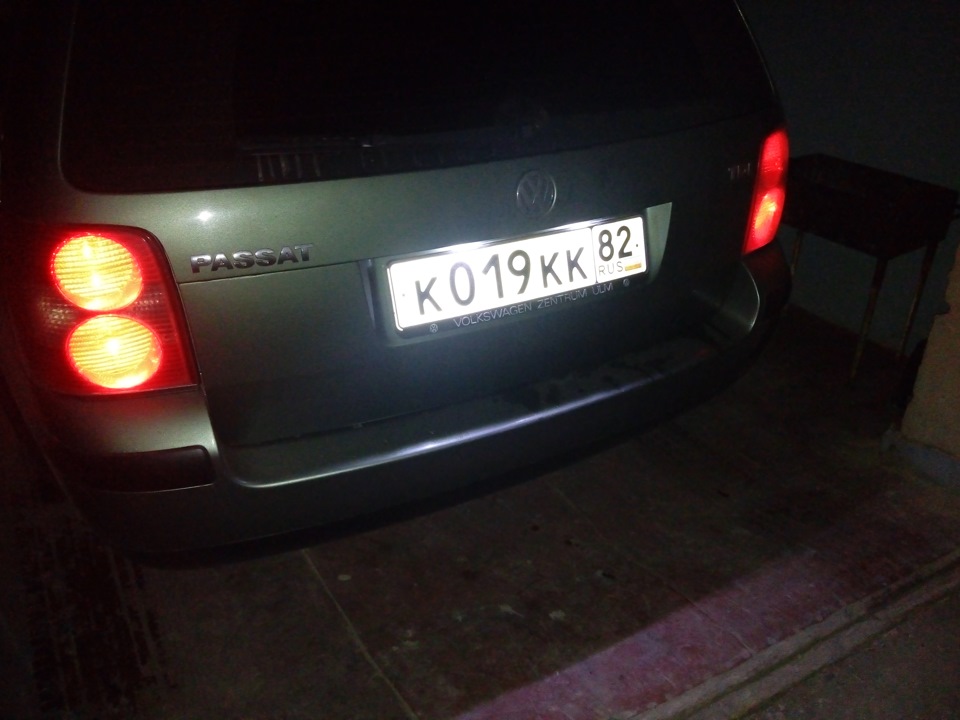 Подсветка номера ночью — Volkswagen Passat Variant (B5), 1,9 л, 2001 ...