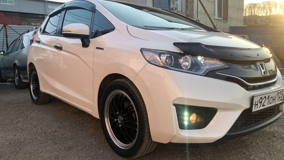 Honda Fit (3G) 1.5 гибридный 2014 | Белый перламутр на DRIVE2