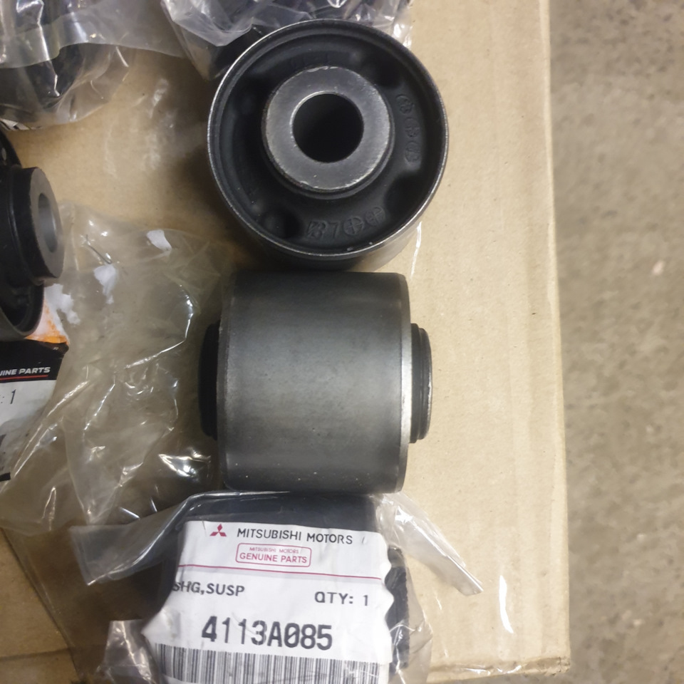 4113A085 Сайлентблок заднего продольного рычага PAJERO/MONTERO SPORT 05 ...