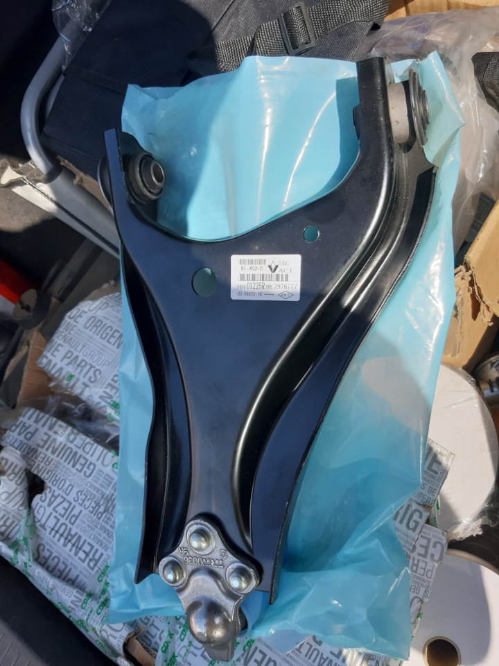 545001225R Рычаг нижний передений правый RENAULT | Запчасти на DRIVE2