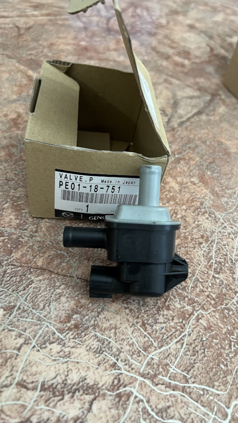 PE0118751 Клапан продувки Клапан вентиляции топливного бака Mazda ...