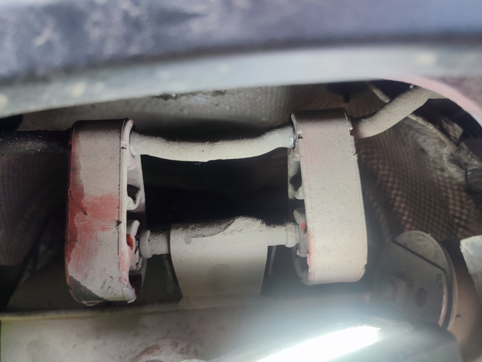 Замена подвеса глушителя — BMW X3 (E83), 2,5 л, 2008 года | своими ...