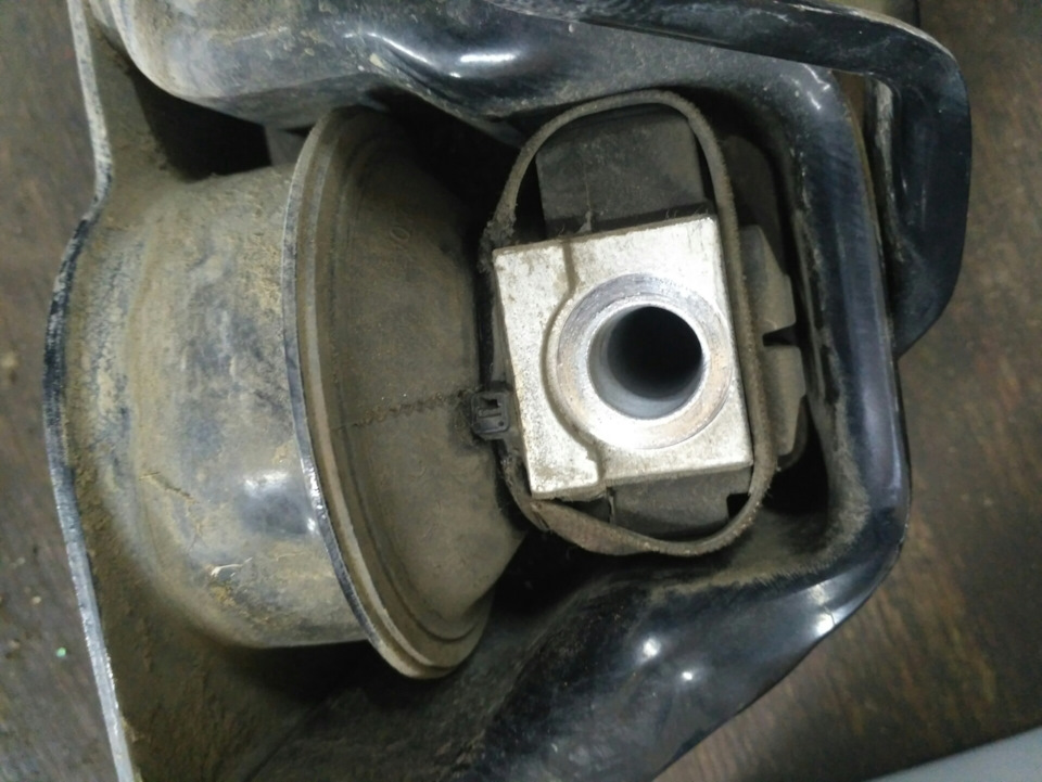 Замена опор двигателя — Nissan Tiida (1G), 1,5 л, 2006 года ...