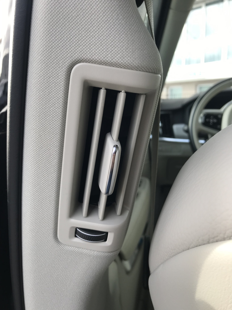 Дефлектор воздуховода заднего пассажира — Volvo V90 (2G), 2 л, 2017 ...