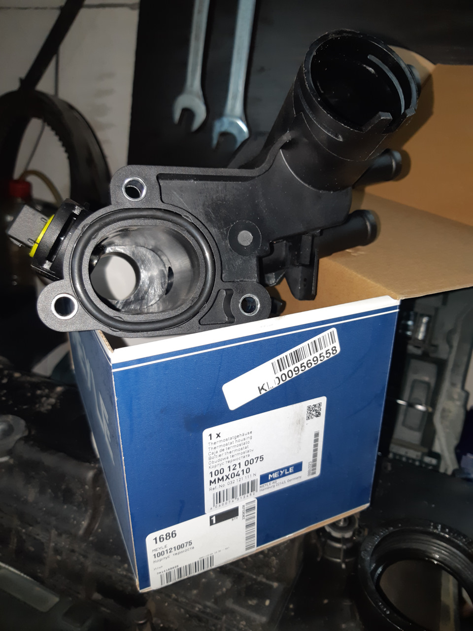 032121111N Корпус термостата с датчиком / SKODA, VW 1.4/1.6 91~ VAG ...