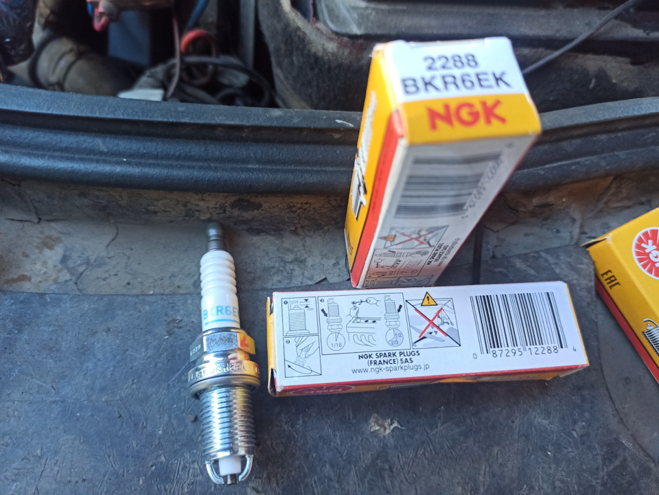 Замена свечей зажигания (на NGK 2288) — Renault Logan (1G), 1,6 л, 2010 года | расходники | DRIVE2
