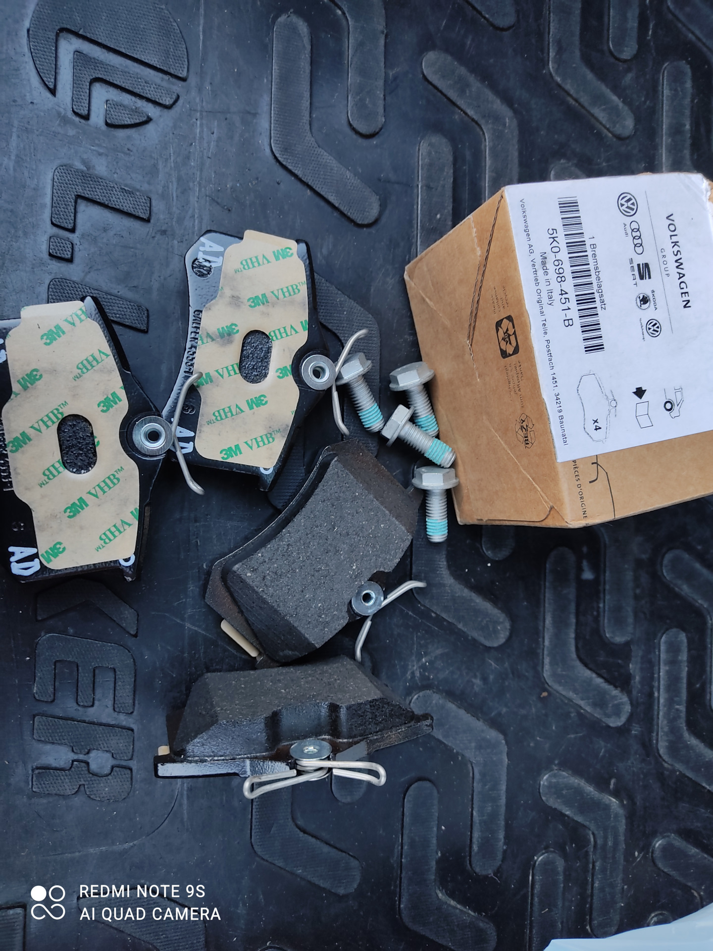 Тормозные колодки VAG 1K0698151F и 5K0698451B — Skoda Octavia A5 Mk2, 1 ...