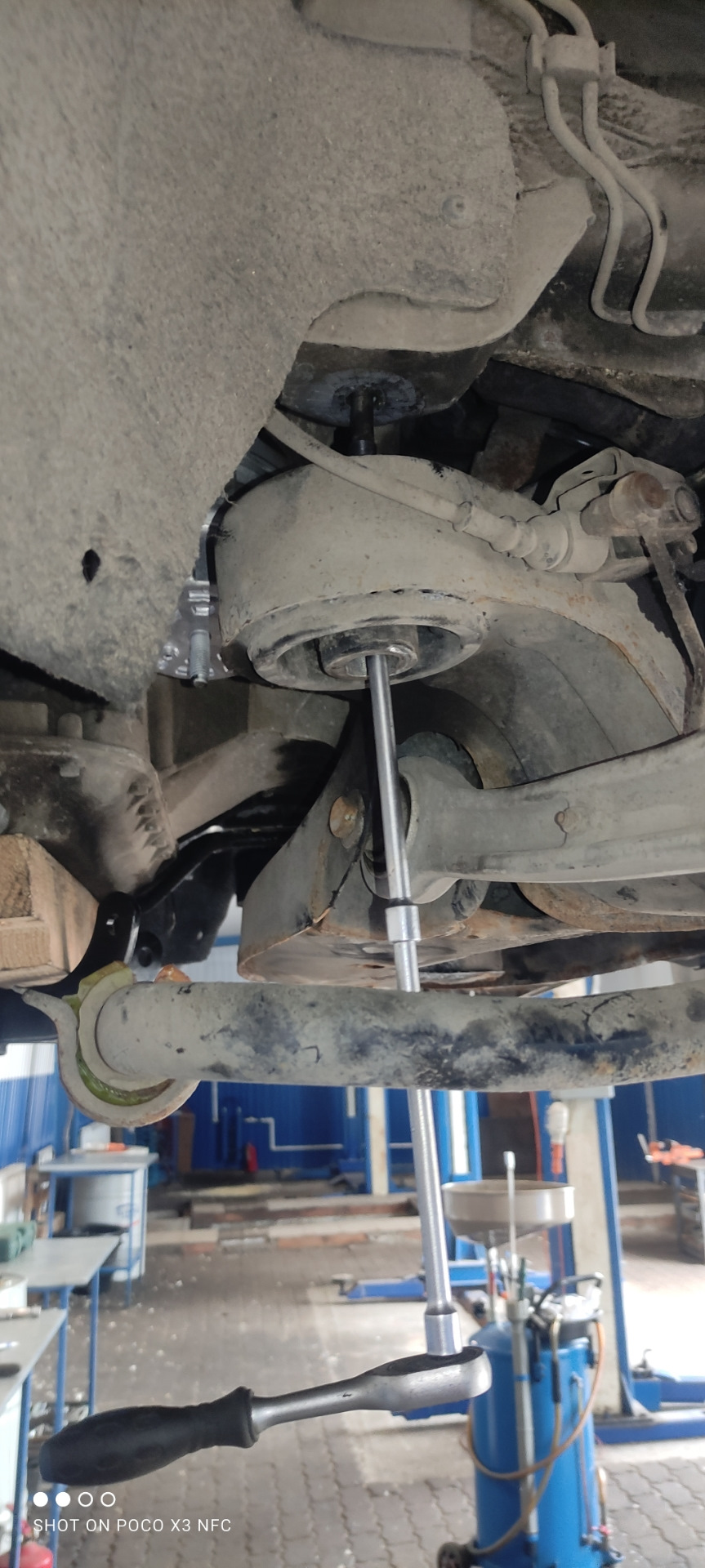 Замена передних опор двигателя — Audi A6 (C6), 3 л, 2005 года | своими ...