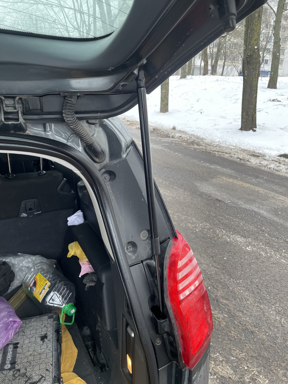 Упоры багажника — Peugeot 5008 (1G), 1,6 л, 2010 года | своими руками ...