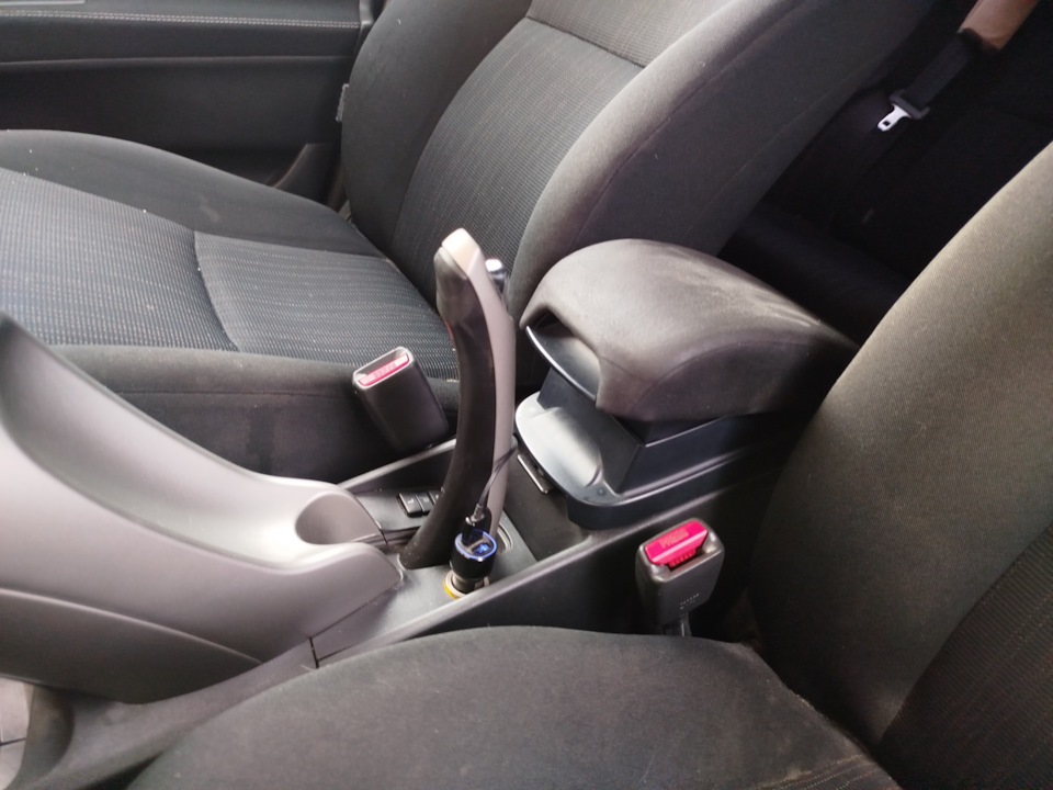 Установка подлокотника от Toyota Blade — Toyota Auris (1G), 1,8 л, 2009 ...