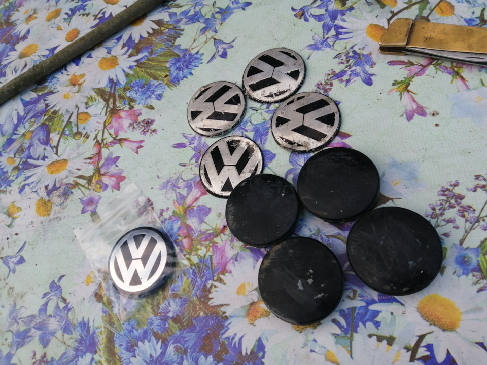 Наклейки VW на центральный колпачок диска — Volkswagen Touareg (2G), 3 ...