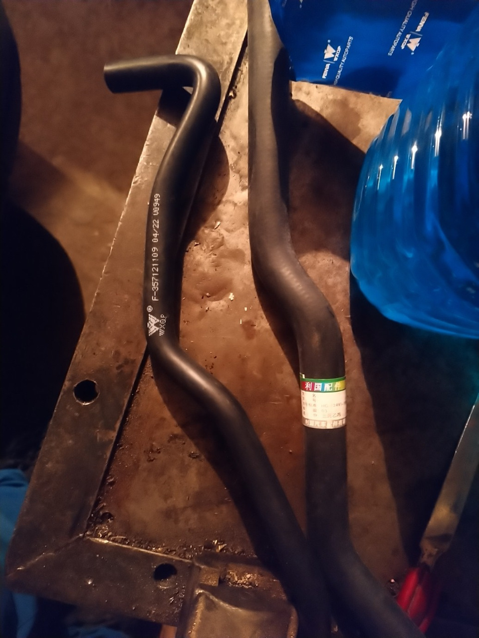 357121109 Шланг расширительного бачка / VW Passat-III 1.8-2.0/1.6-1.9D ...