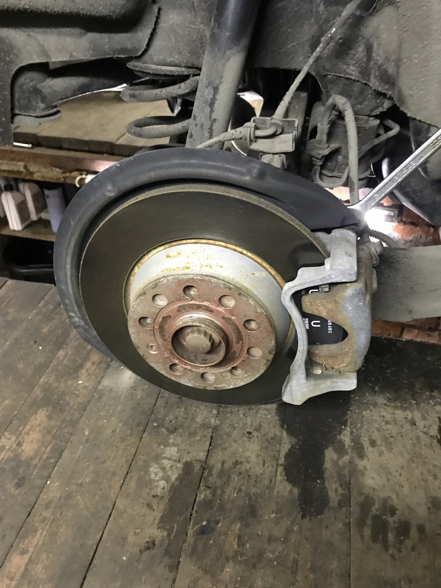 Замена задних тормозных колодок — Volkswagen Tiguan (1G), 2 л, 2013 ...