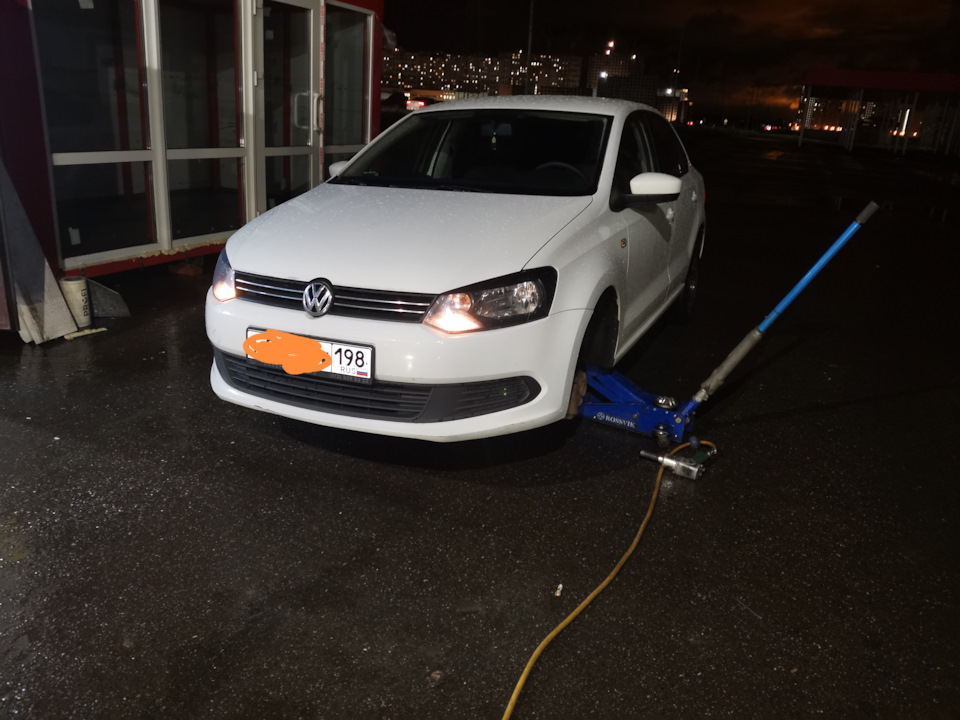Первый "гвоздь" 😀 — Volkswagen Polo Sedan, 1,6 л, 2013 года | визит на ...