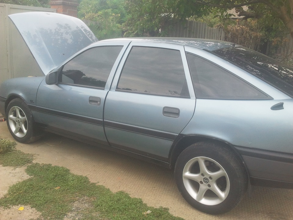 тонировка, наклейки, и еще снял противотуманки. — Opel Vectra A, 1,8 л ...