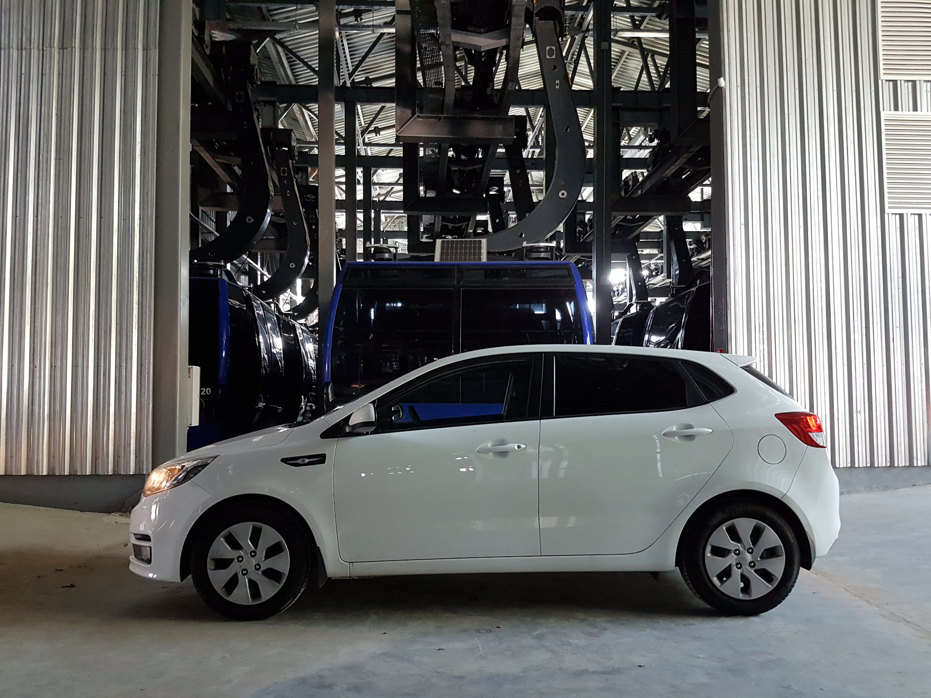 На объекте. — KIA Rio 5-door (3G), 1,6 л, 2015 года | фотография | DRIVE2