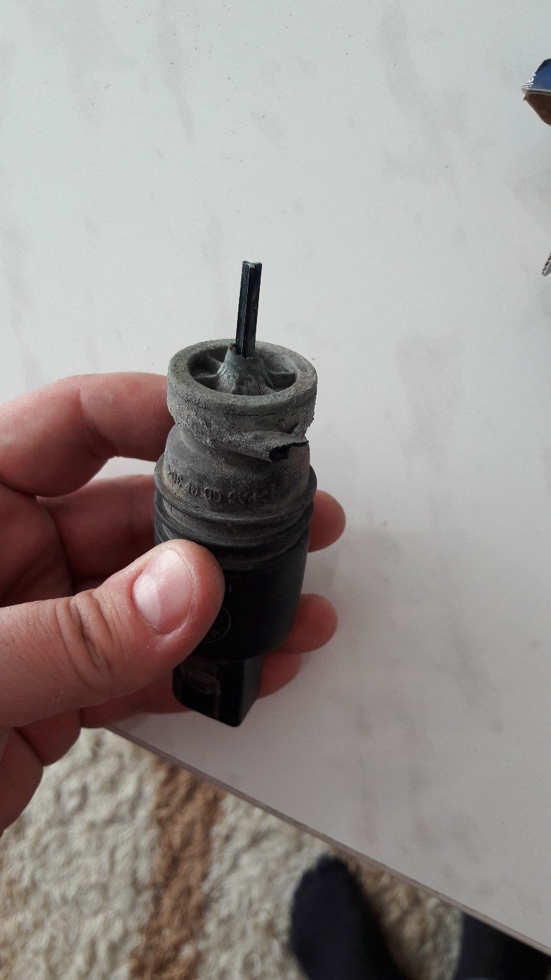 Насос бачка интенсива. Вода в салоне — BMW 5 series (E39), 3 л, 2001 ...