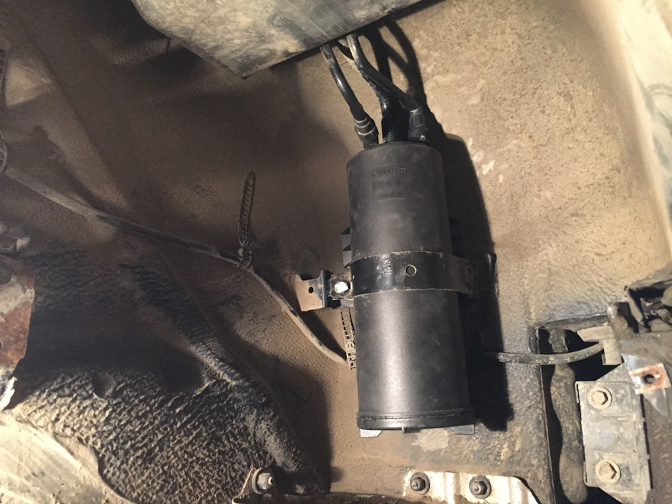 Замена угольного фильтра вентиляции топливной системы — BMW 7 series ...