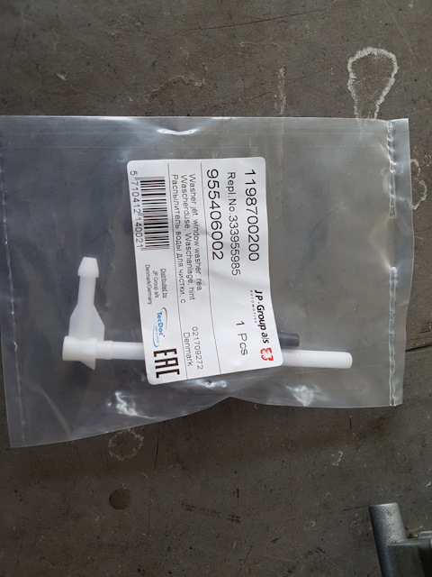 333955985 Форсунка омывателя заднего стекла / VW Passat Variant 88~97 ...