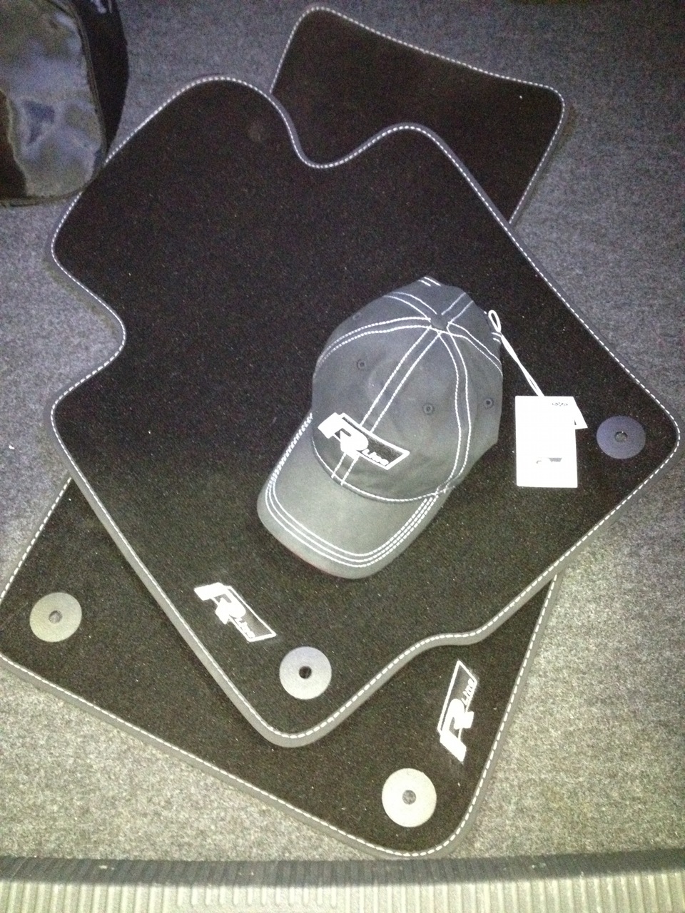 R-line (part 9) Exlusive mats R-line + baseball cap R-line — Volkswagen ...