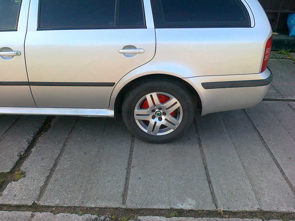 Покраска супортов и бубнов. — Skoda Octavia Combi A4 Mk1, 1,6 л, 2002 ...