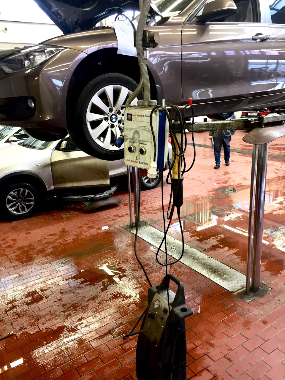 Замена тормозной жидкости BMW F30 — BMW 3 series (F30), 2 л, 2015 года ...