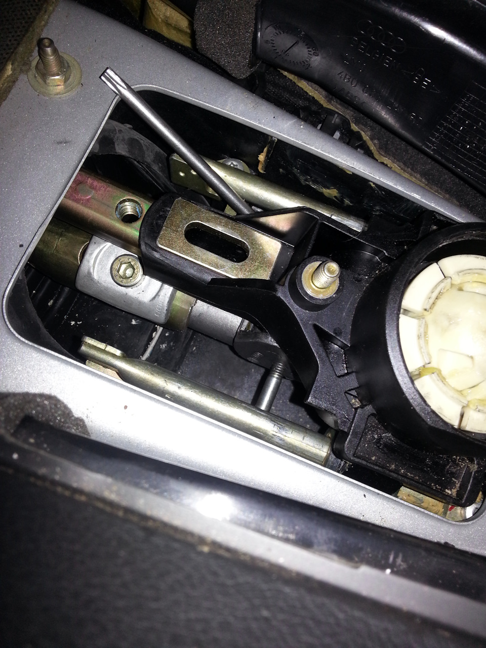 Замена рычага и ручки КПП. — Audi A6 (C5), 3 л, 2003 года | своими ...