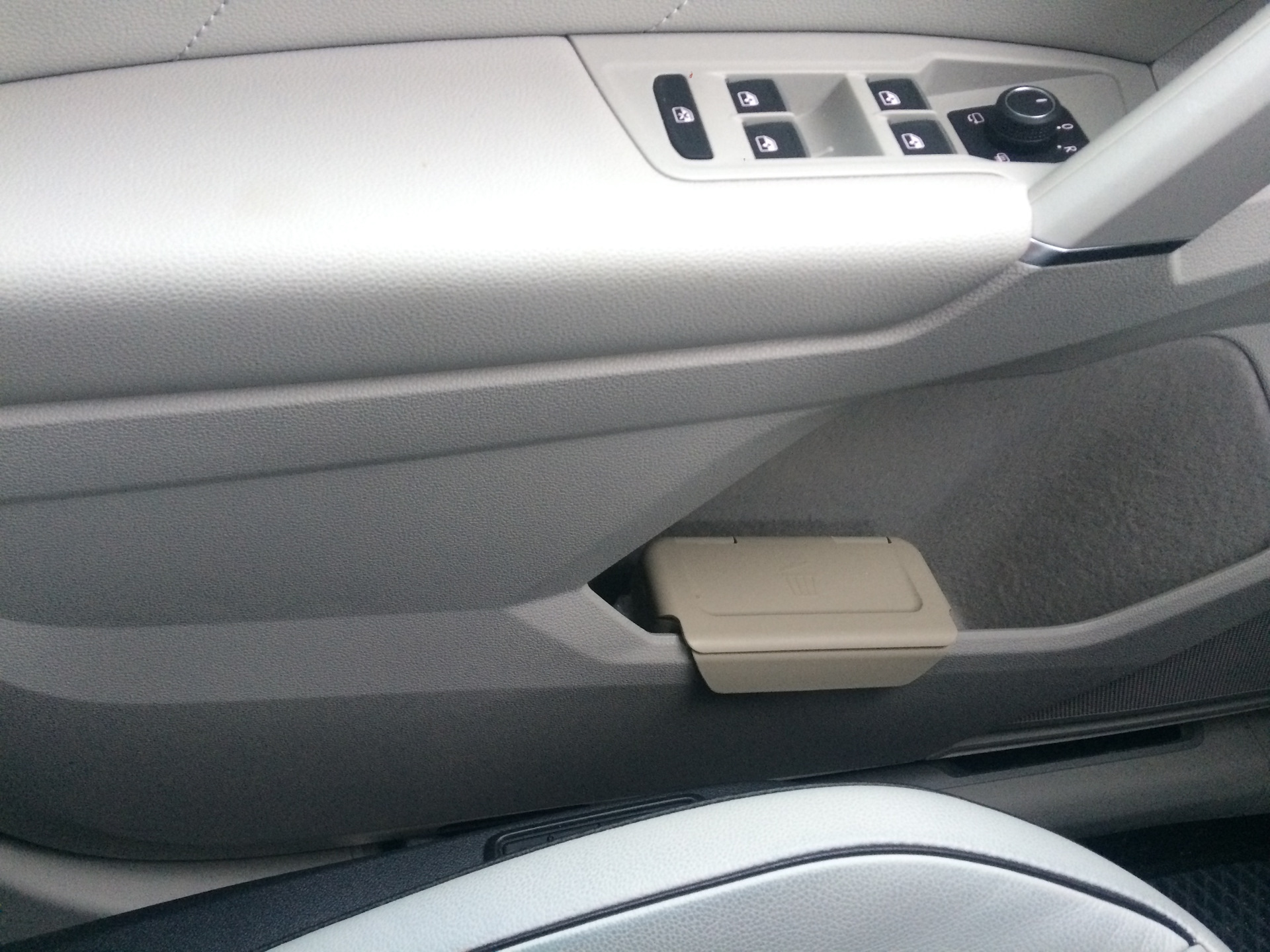 Мусорное ведёрко 5JA 061 107 W C4 — Volkswagen Tiguan (2G), 2 л, 2017 ...