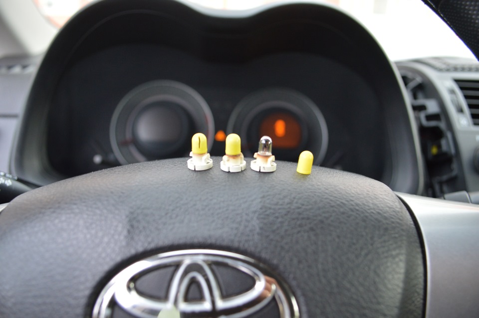 Замена перегоревшей лампочки в панели регулировки воздухом — Toyota ...