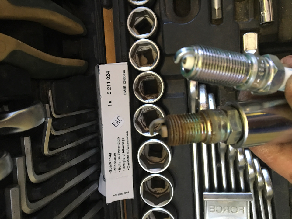 Промывка дроссельной заслонки — Ford Focus Hatchback III, 2 л, 2012 ...