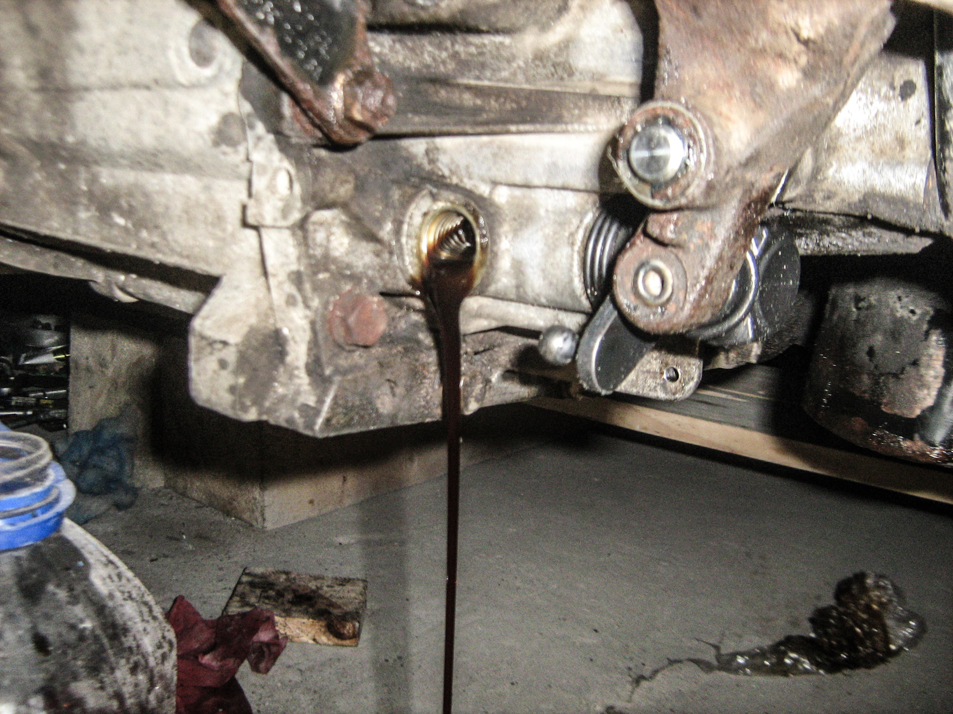 Очистка механизма переключений КПП. — Ford Fiesta (Mk V), 1,4 л, 2008 ...