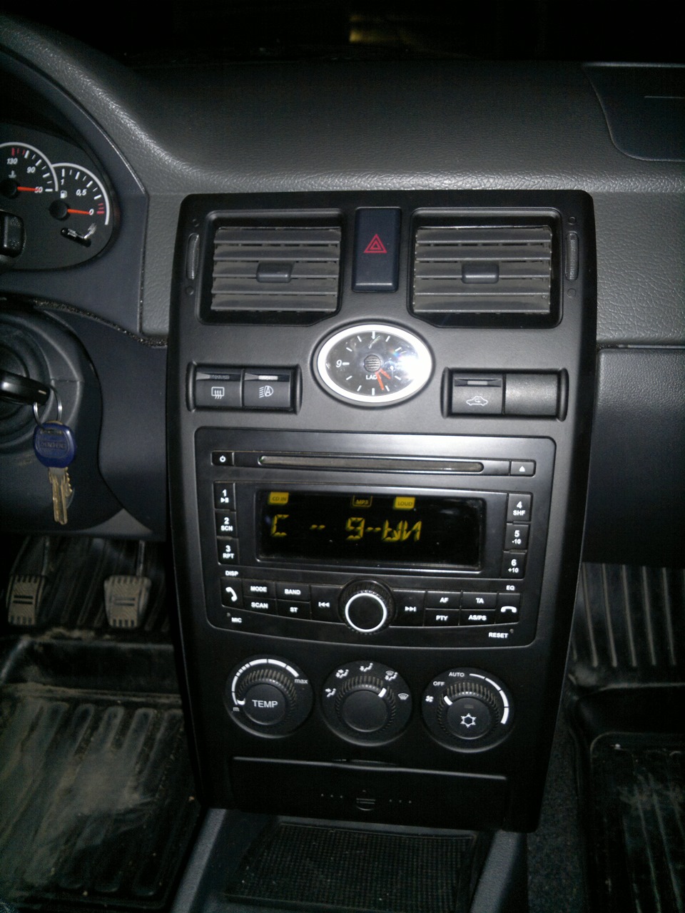 магнитофон — Lada Приора седан, 1,6 л, 2012 года | стайлинг | DRIVE2